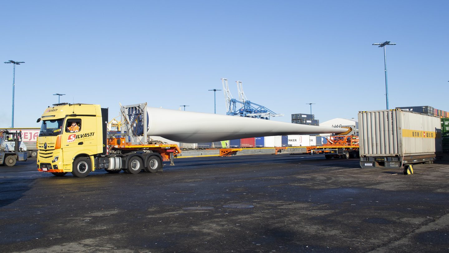 Blades for a windmill shipped from Aarhus - Finnlines